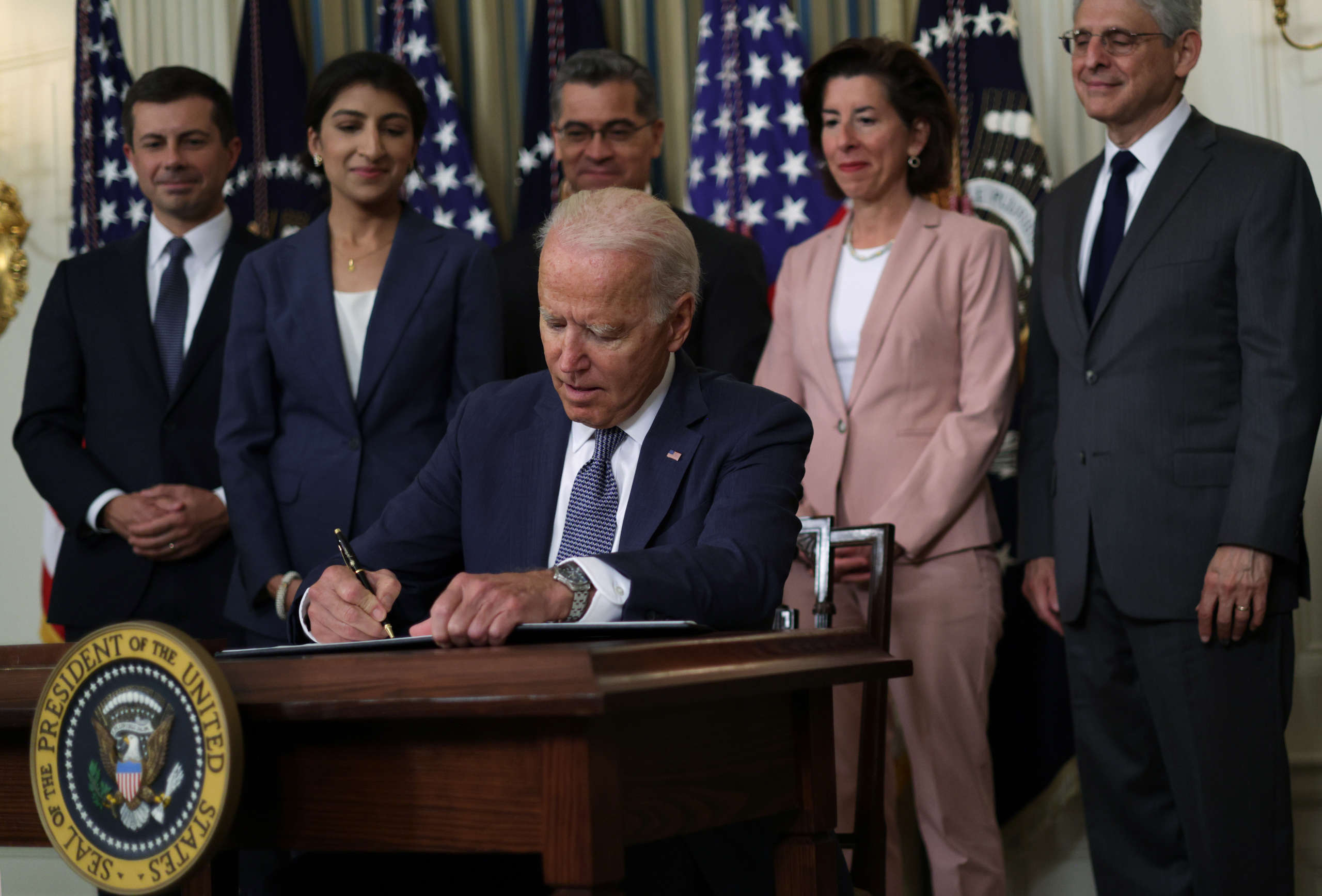 Biden Signs Executive Order That Will Help Private-Sector Workers Get ...