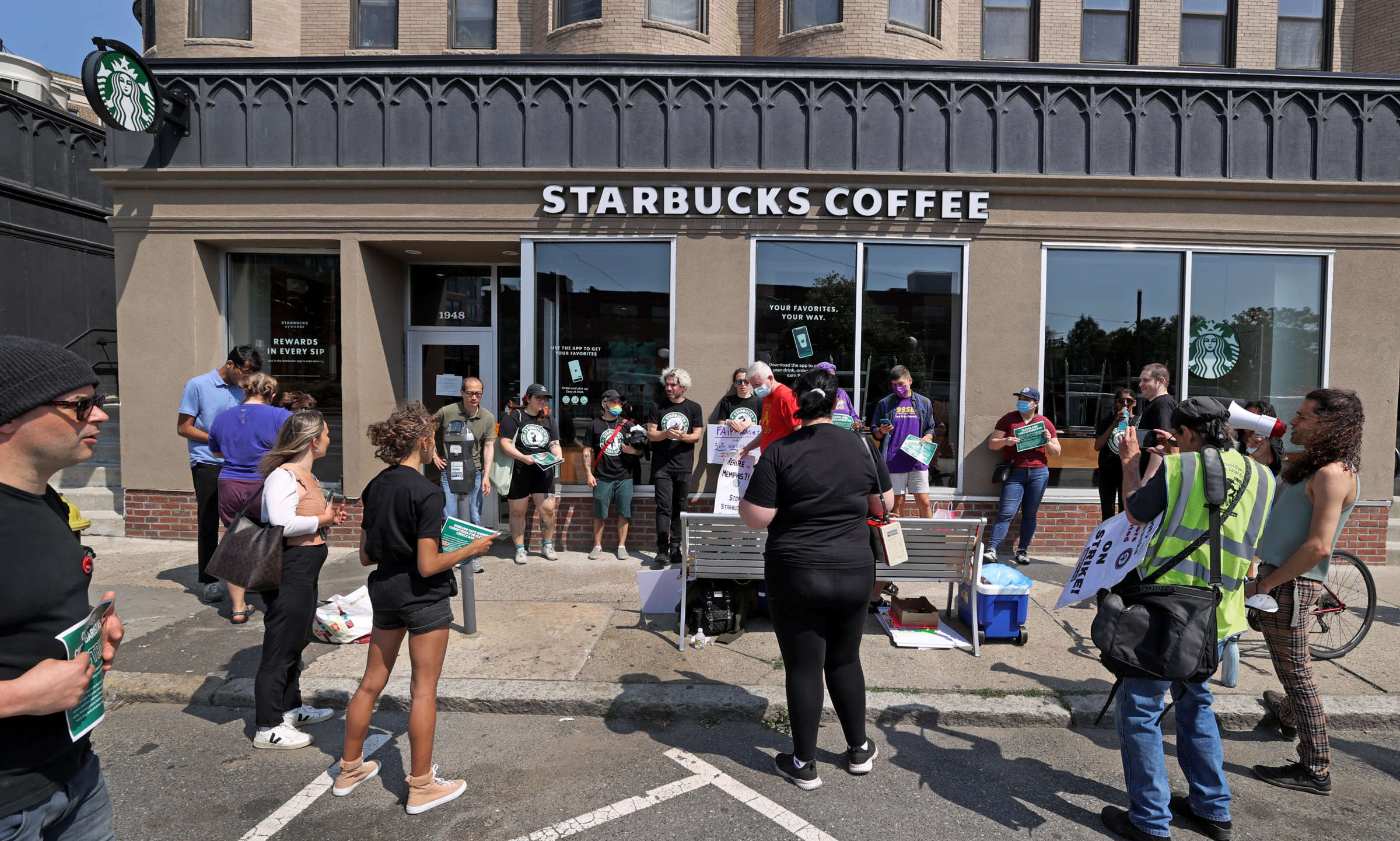 Starbucks Workers Officially Reach 200 Union Election Victories | Truthout