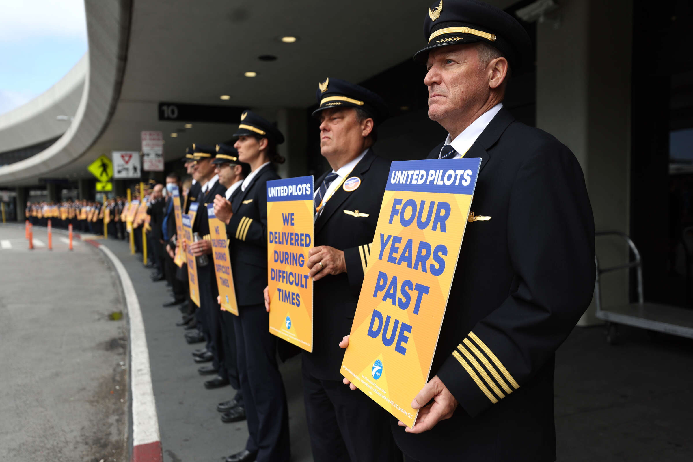 United Pilots Picket for New Contract as Strikes Loom at Southwest and ...