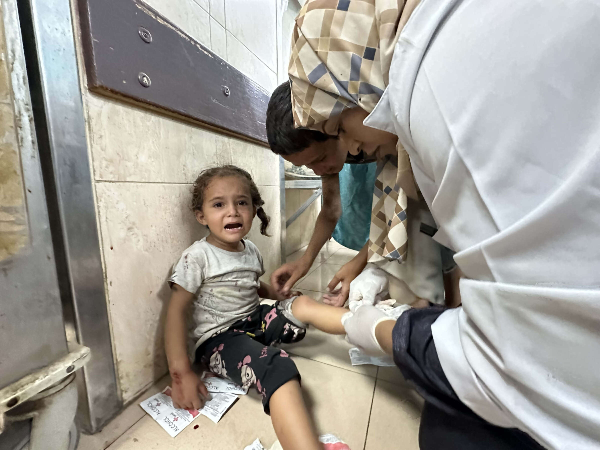 Some Medical Workers Refuse to Evacuate Central Gaza’s Last Functioning ...