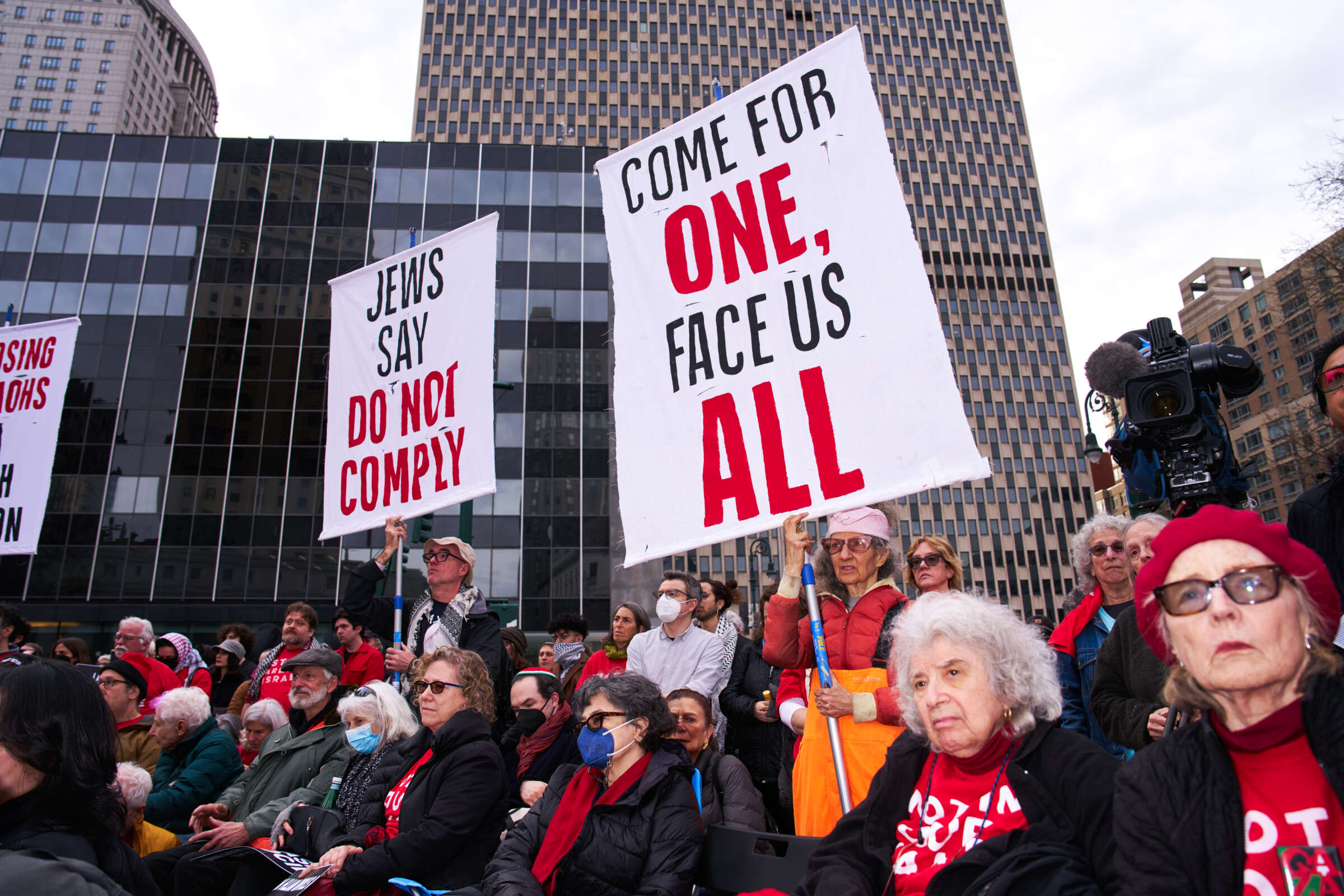 Jewish Demonstrators Hold “Emergency Passover Seder” Outside NYC’s ICE ...